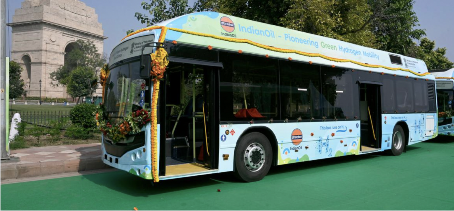 India's 1st Ever Green Hydrogen Fuel Cell Bus Launched By Minister In ...