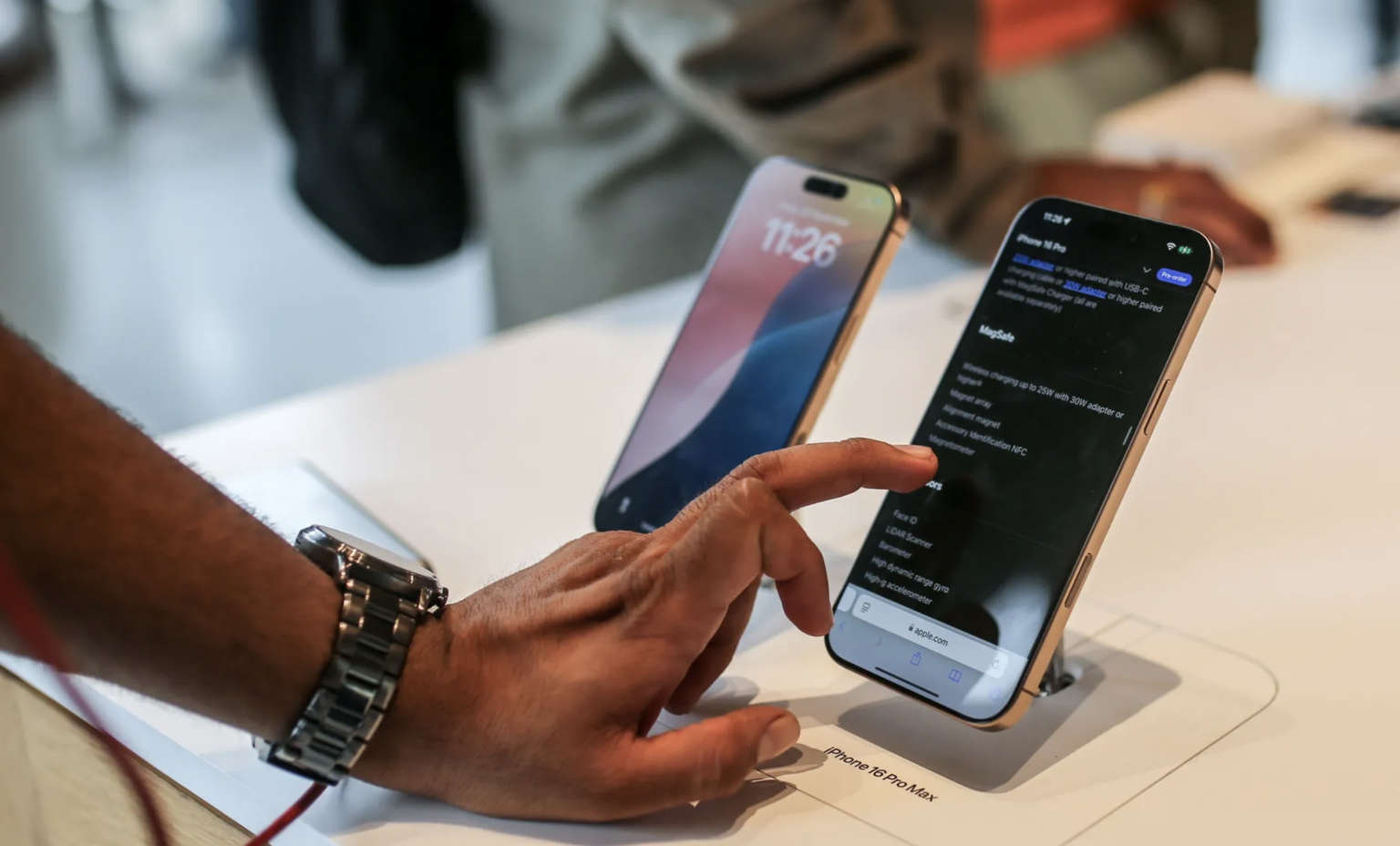 Apple Brings Back Liquid Glass Interface With iOS 26 Beta 4 - Trak.in ...